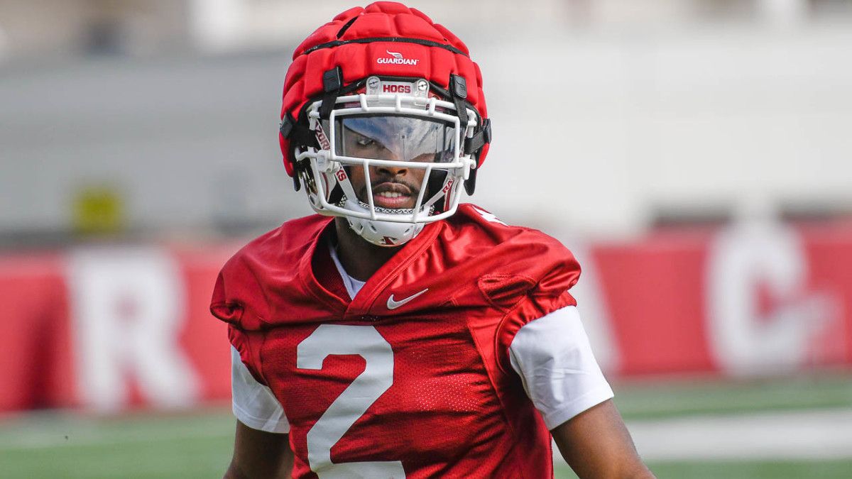 Hogs' Dwight McGlothern, Taurean Carter on Defense After Practice ...
