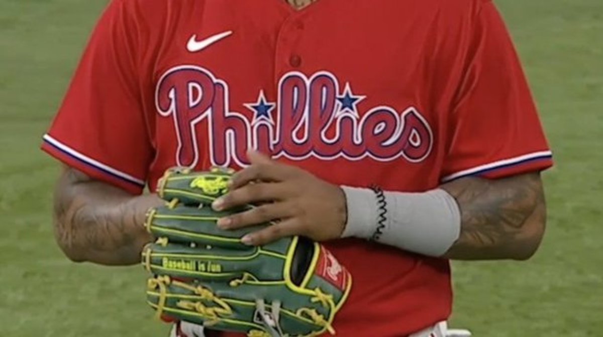 Este jugador de Phillies tiene la mejor frase bordada en su guante ...