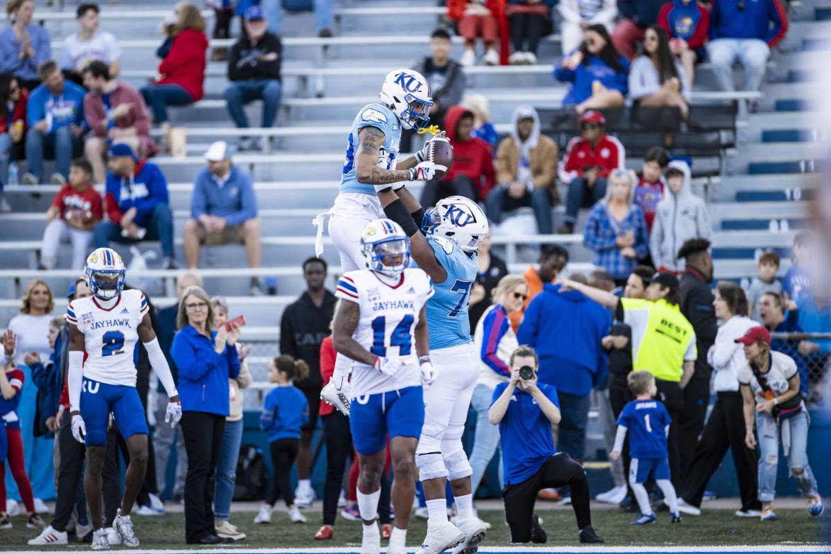 Jayhawks close out spring football with a successful showcase. - Blue ...