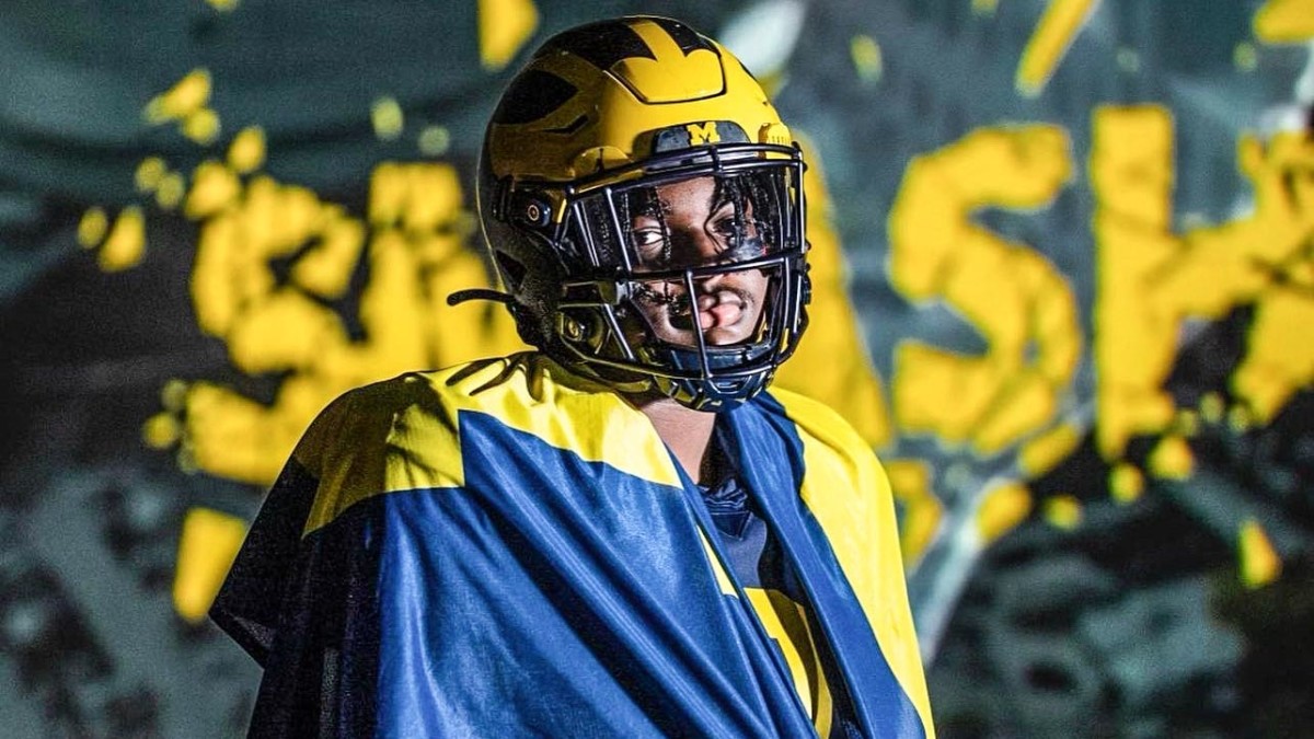 Michigan To Officially Host 6-7, 250-pound Edge Rusher Darien Mayo ...