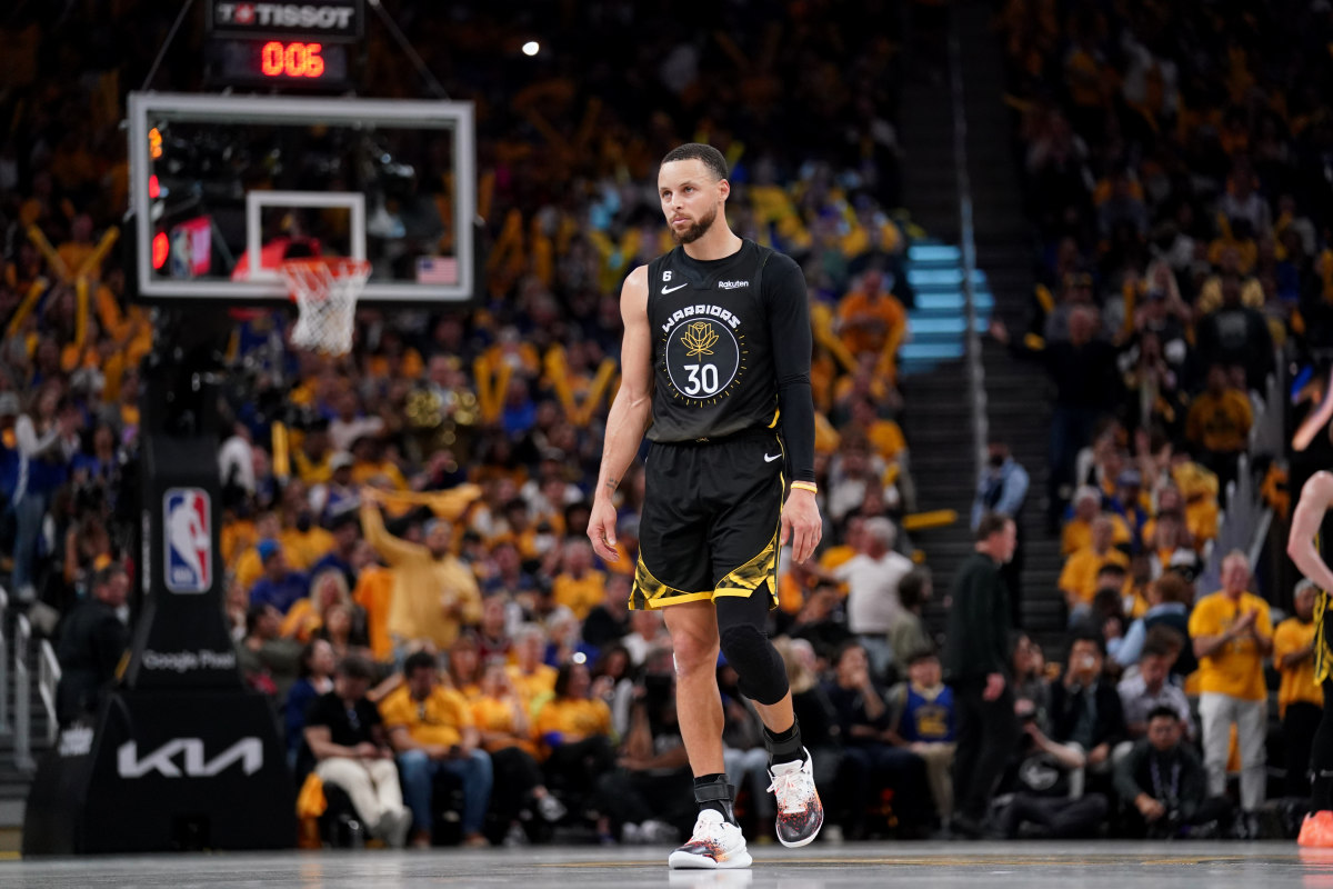 Steph Curry Sets NBA Record in Game 3 vs. Kings - Inside the Warriors