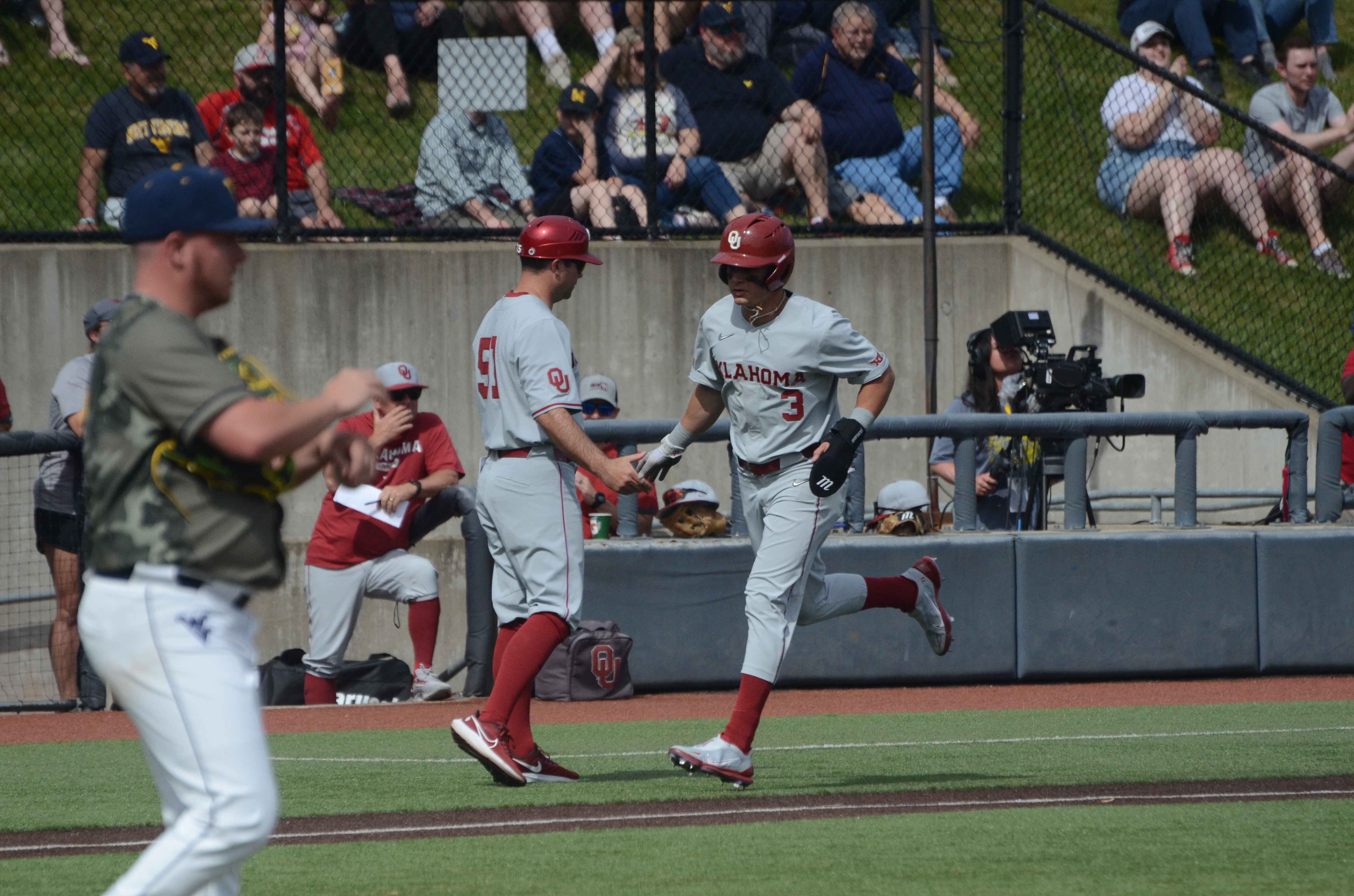 Ou Baseball Oklahoma Outlasts No 11 West Virginia In Morgantown