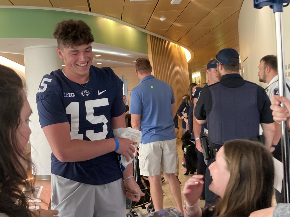The Penn State Football Team Visits Penn State Health Children's ...