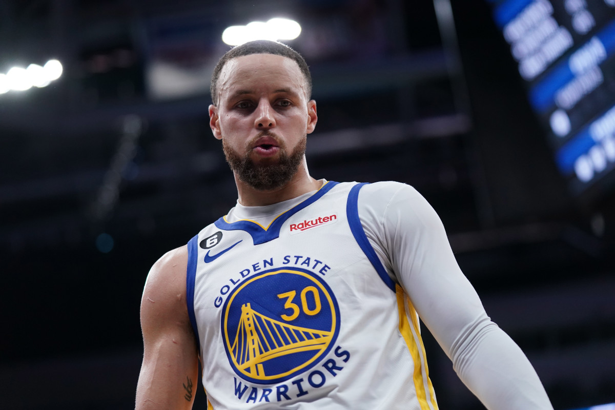 Steph Curry Receives Special Award - Inside the Warriors