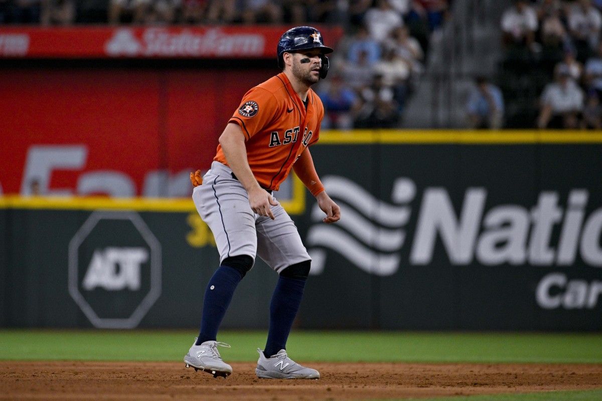 Seattle Mariners Fans Upset Over Cheap Play By Houston Astros' Chas ...