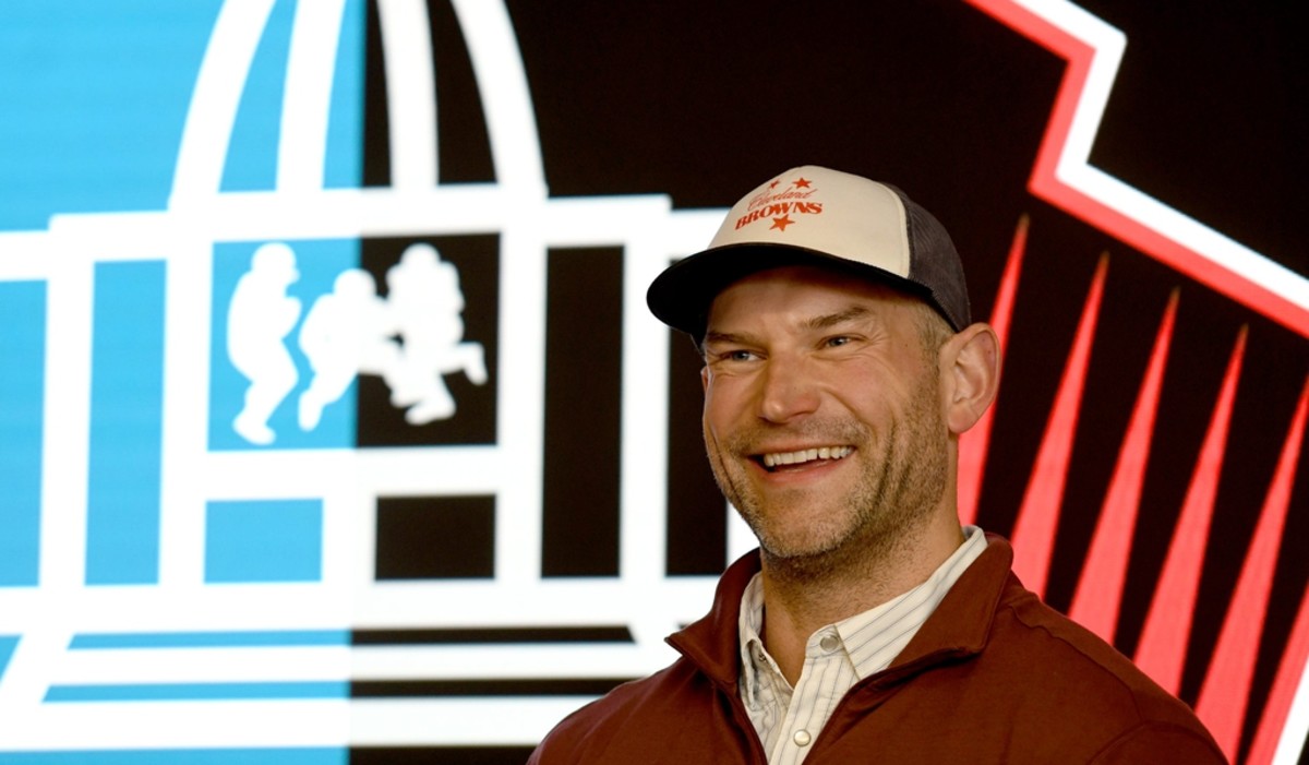 Former Cleveland Browns LT Joe Thomas Receives Hall of Fame Jacket ...