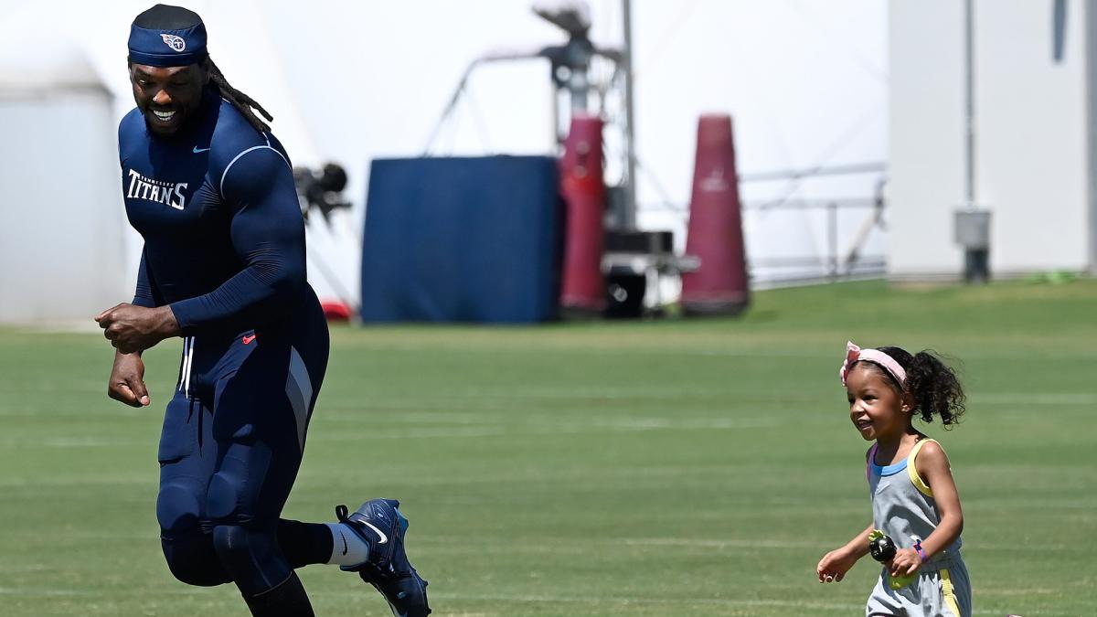 How Many Kids Would It Take to Tackle Derrick Henry? - Sports Illustrated