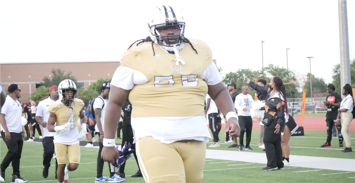 Fans shocked by humongous college football player - College Football HQ