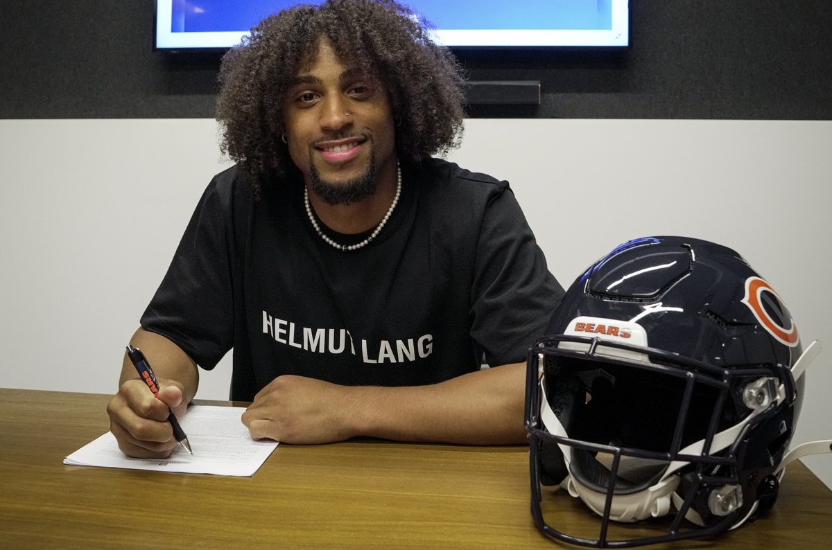 Gordon Signs His Rookie Contract with the Bears - Sports Illustrated ...