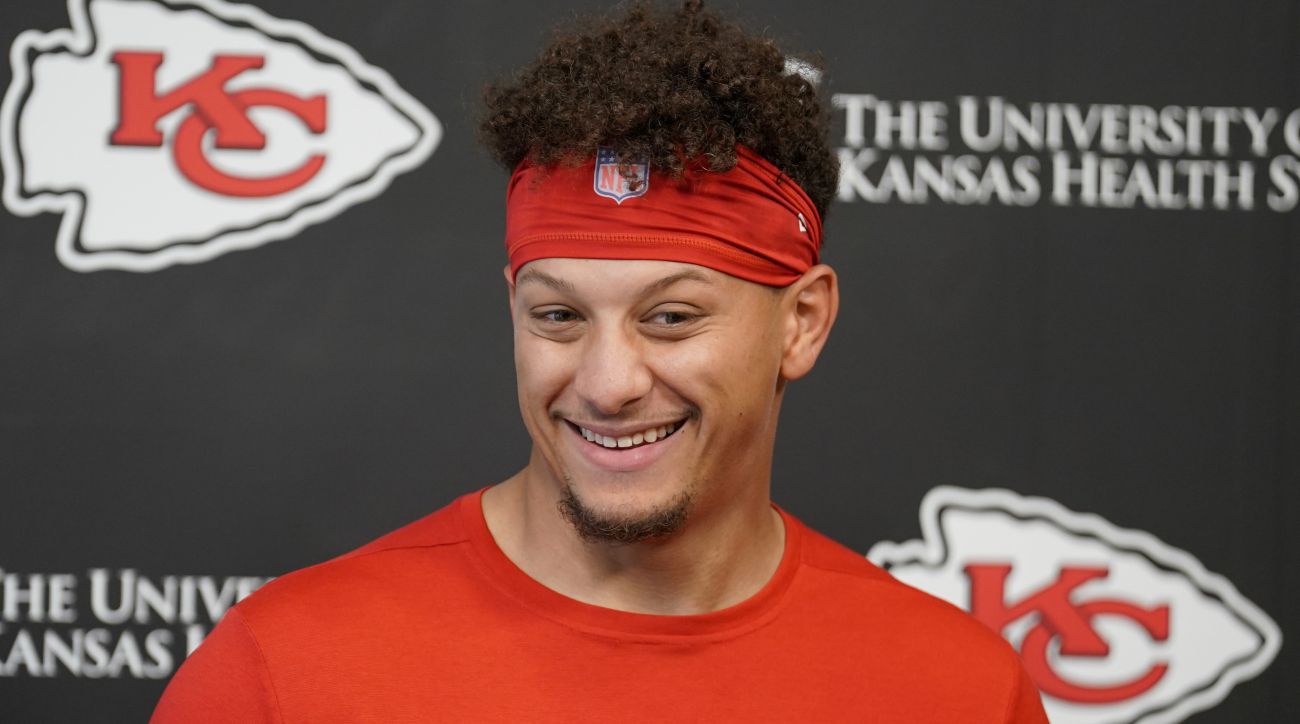 Patrick Mahomes Adds Autograph to Chiefs Fan’s Impressive Tattoo ...