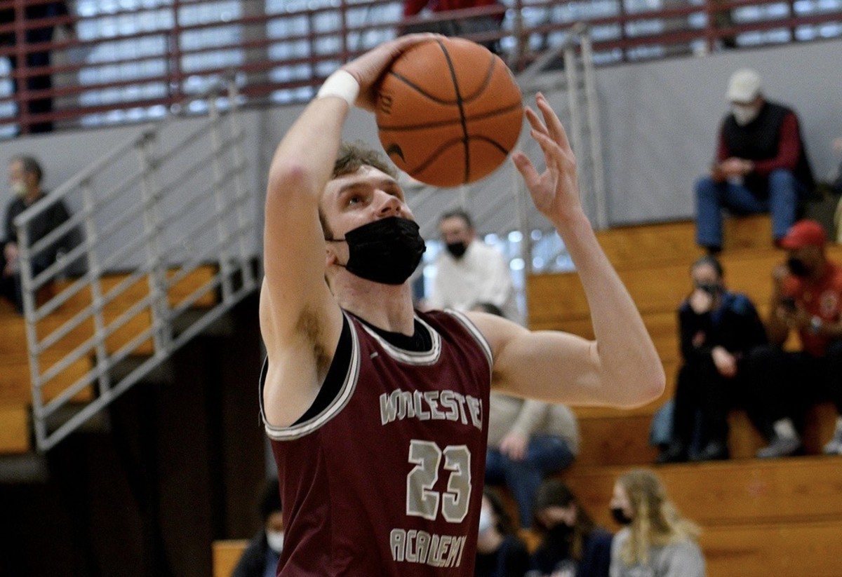 Chesterton man catches record fish in Lake Michigan