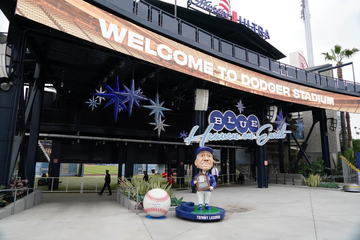 Dodgers News: LA Stadium Now Has Robots Selling Beer to Fans - Inside ...