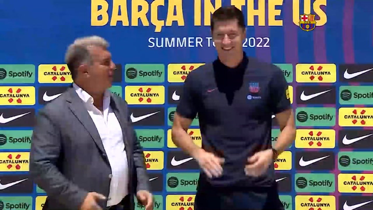 Official presentation of Robert Lewandowski with FC Barcelona - Soccer ...