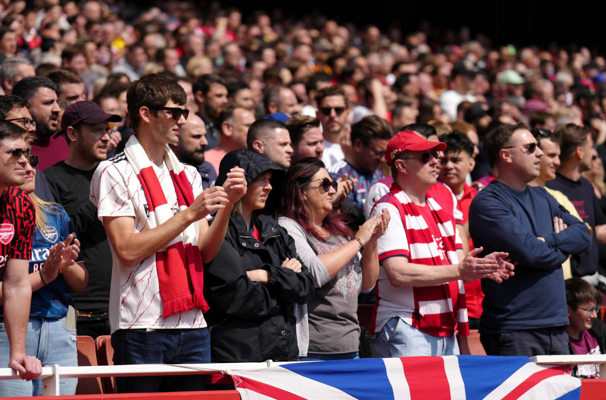 Arsenal fans clap Cristiano Ronaldo during Man United game - Futbol on ...
