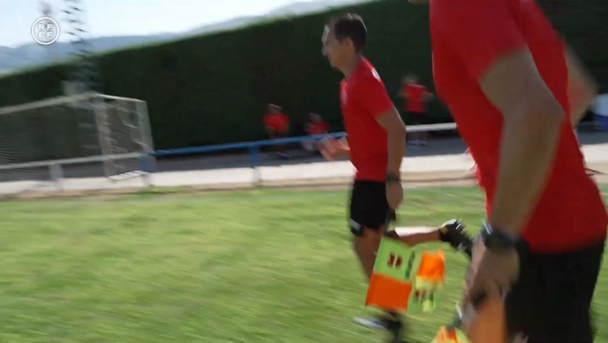 Spanish assistant referees practice decision-making - Soccer ...
