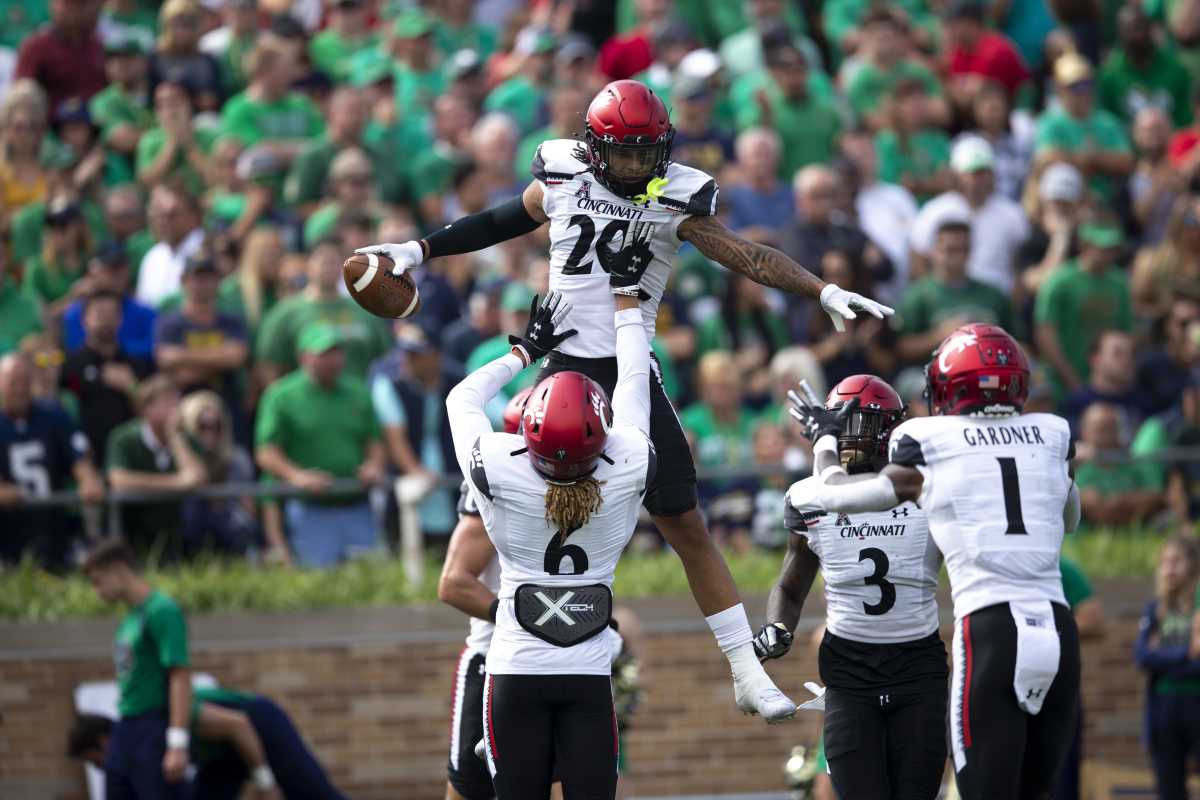 Deshawn Pace Named to Badnarik Award Preseason Watchlist - All Bearcats
