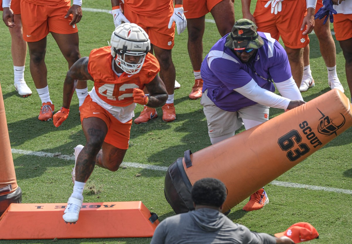 Clemson Tigers are Taking 'WWE Tag Team' Approach to Linebacker ...