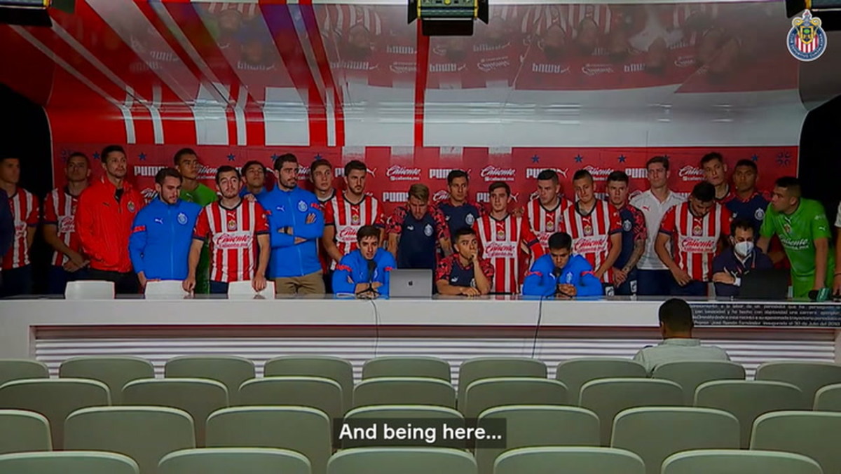 Chivas players go out together to back the coach and announce free ...