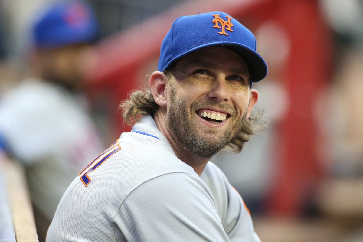 WATCH: WILD PLAY In Mets-Braves Game - Fastball