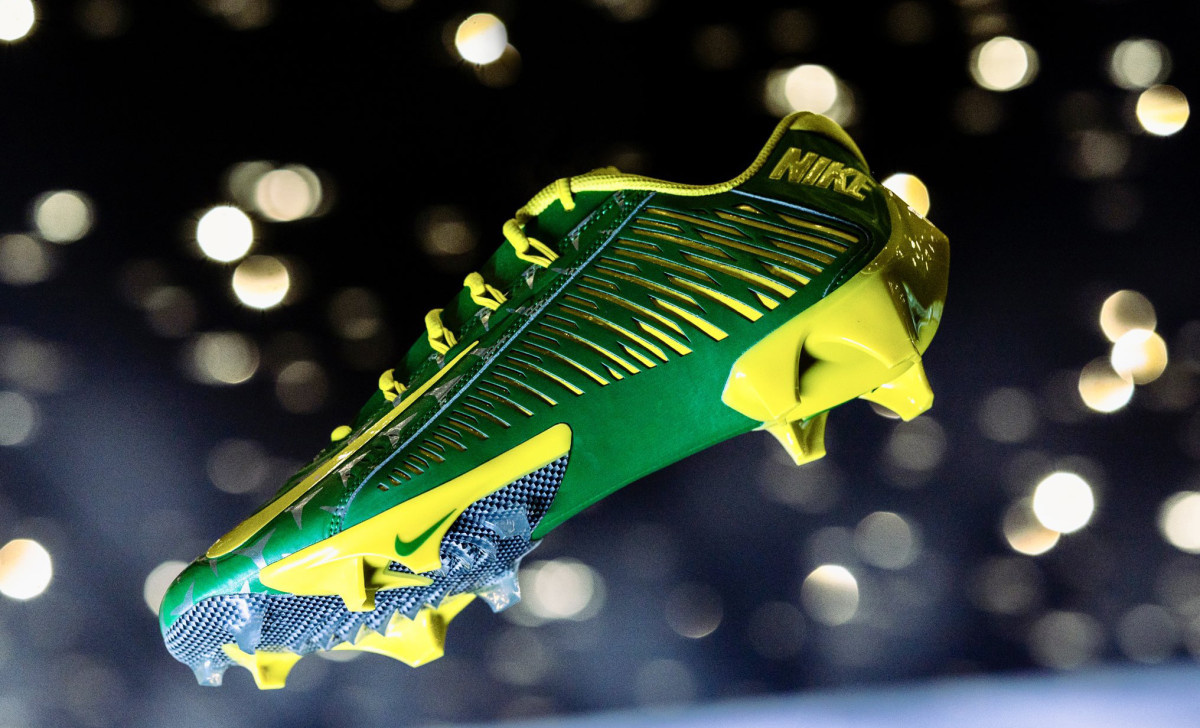 Oregon Ducks Football Releases New Cleats for Season Opener Matchup ...