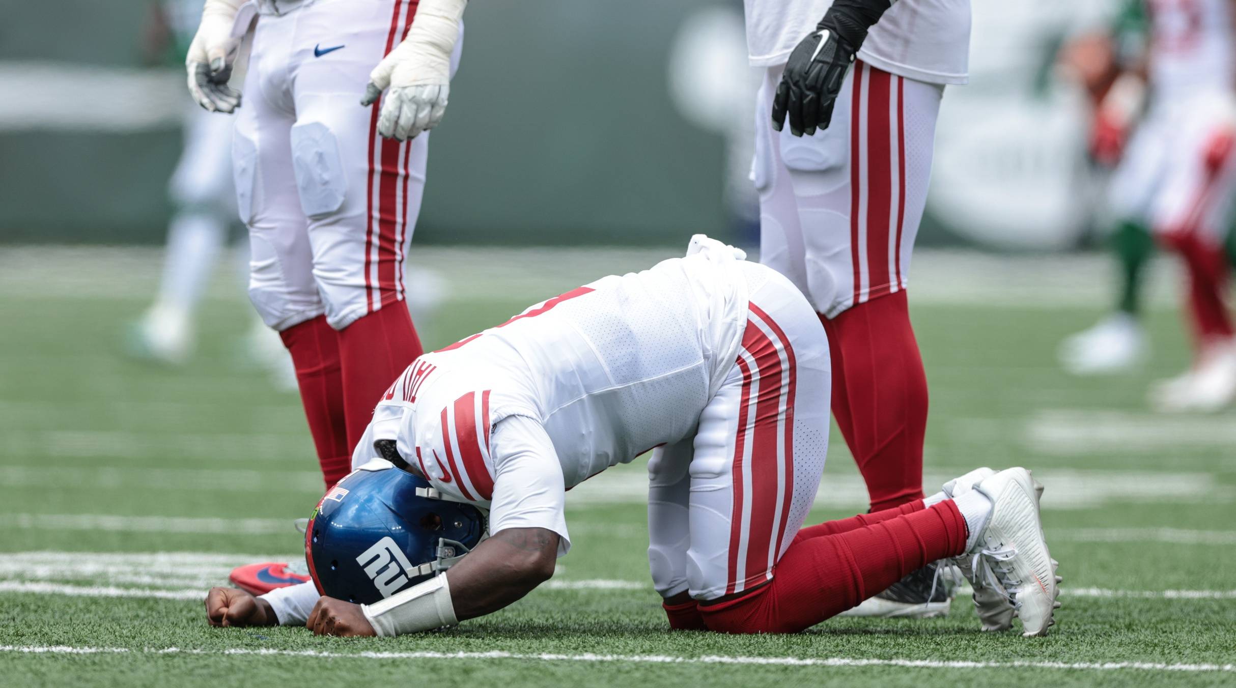 Giants QB Tyrod Taylor Carted Off, Ruled Out With Back Injury - Sports ...