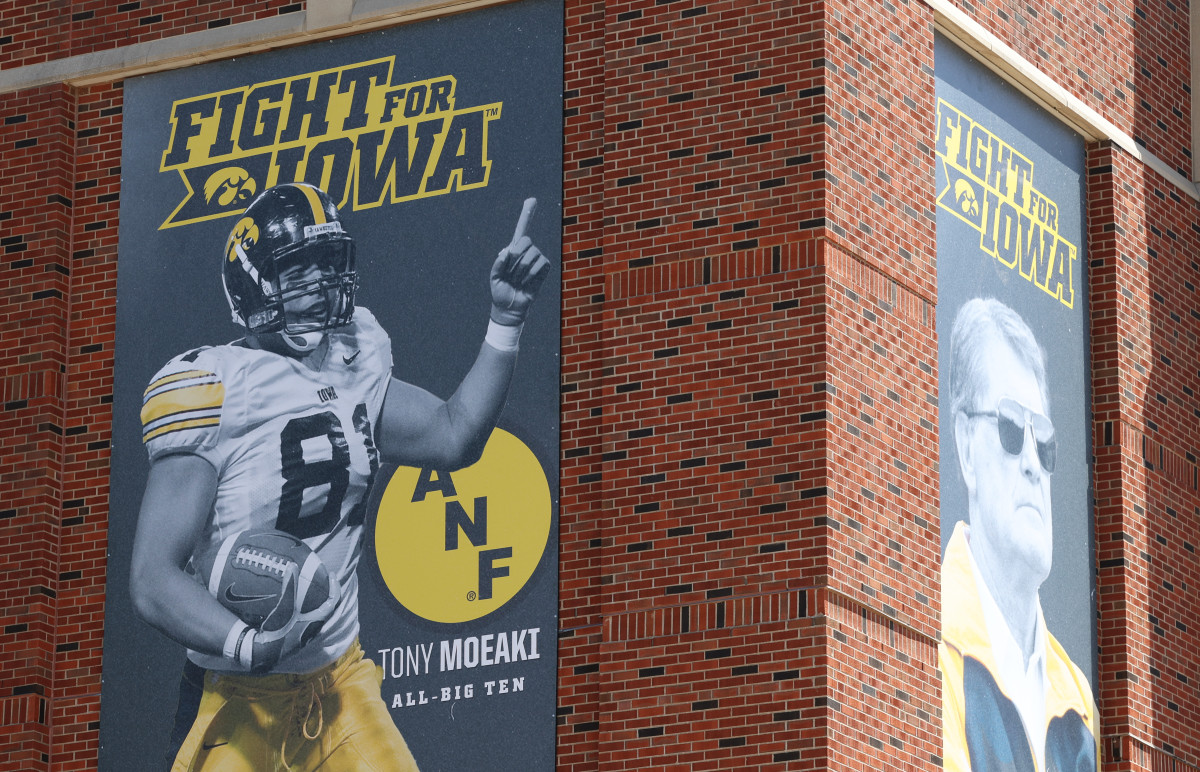 Tony Moeaki Being Added to ANF Wall of Honor - Sports Illustrated Iowa ...