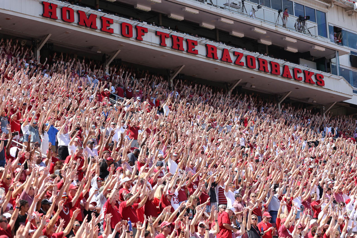 Hogs Scrap, Claw Way to Win Over Cincinnati Bearcats in Razorback ...