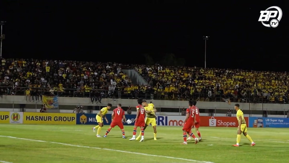 Pitchside: Barito Putera held by Arema FC - Soccer - OneFootball on ...