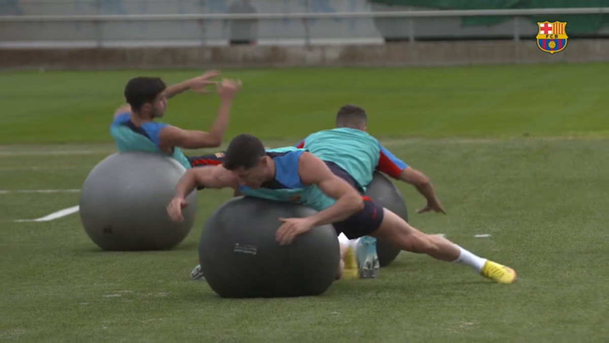 Barça squad stretch and recover after 4-0 win vs Cádiz - Soccer ...
