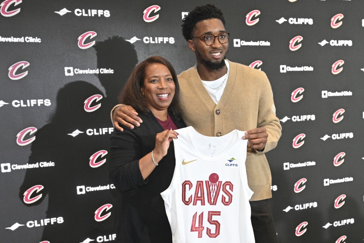 Donovan Mitchell Posts 4 Photos After Introductory Press Conference ...