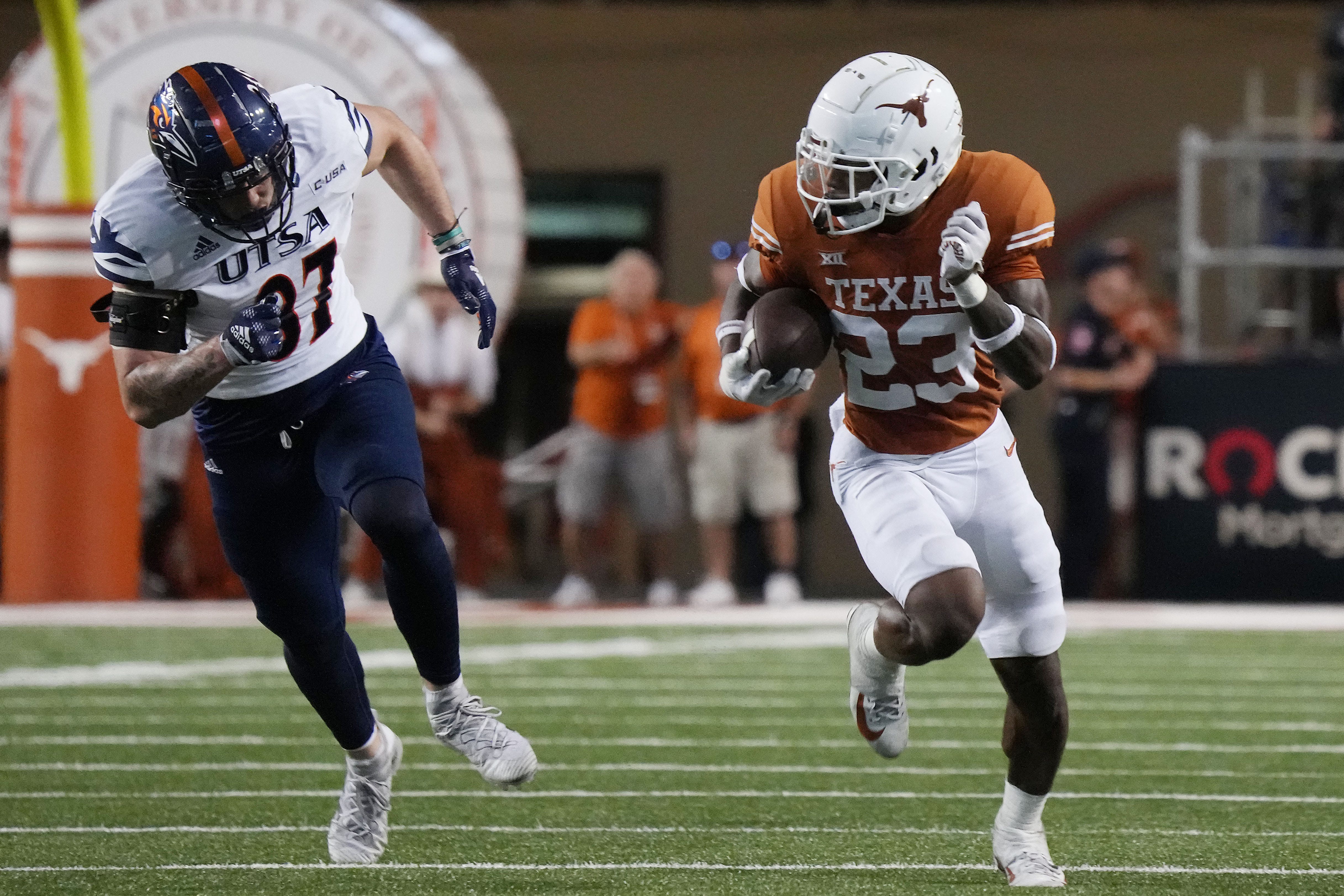 Texas Longhorns DB Jahdae Barron Named Big 12 Defensive Player of the Week - Sports Illustrated ...