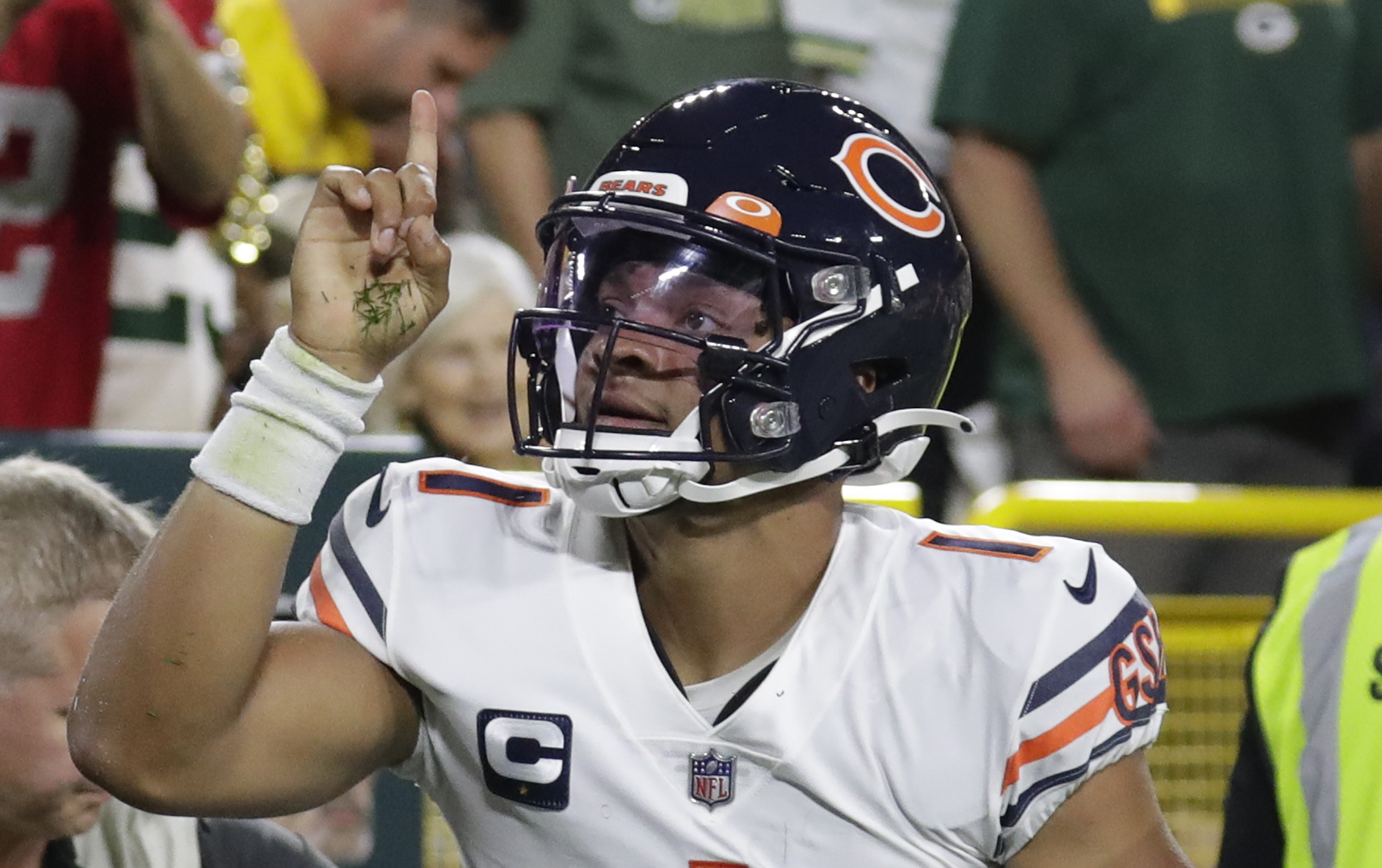 Fewer Justin Fields passes says nothing about team's trust - Sports ...