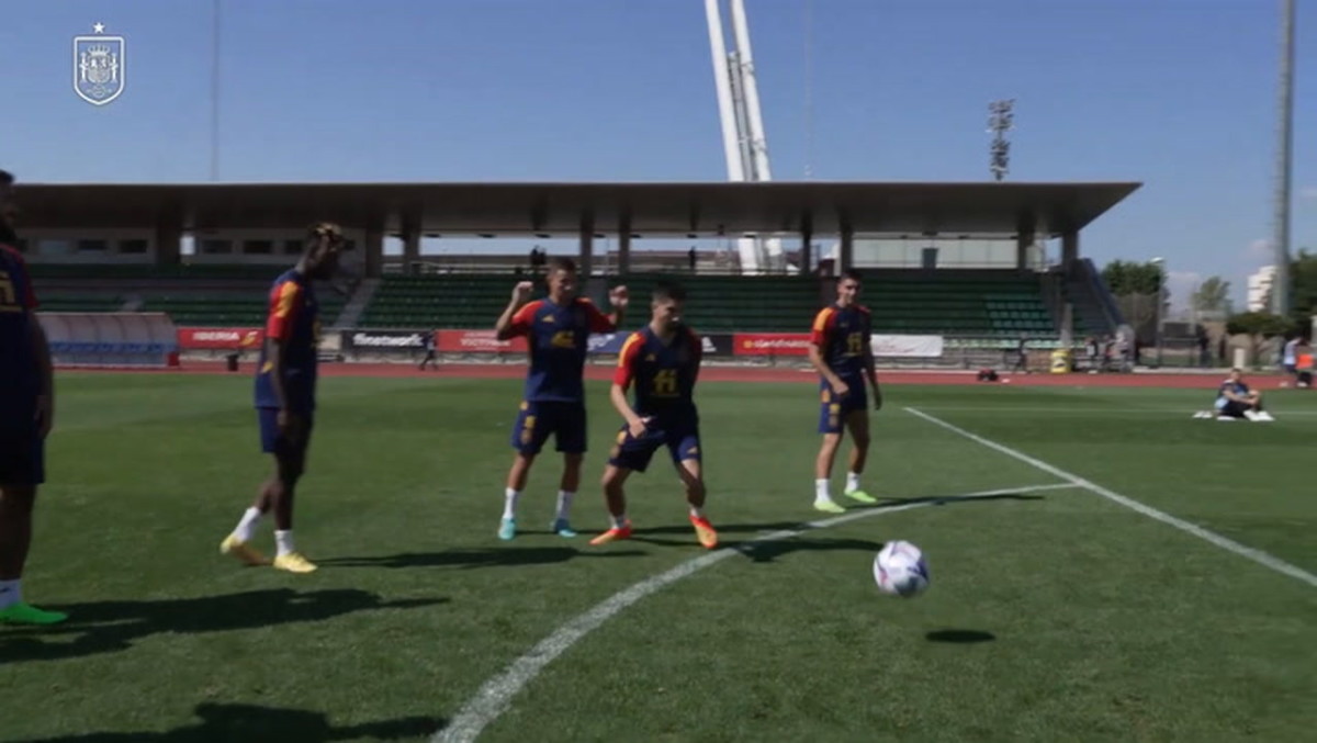 Spain players have fun with finishing game in training - Soccer ...