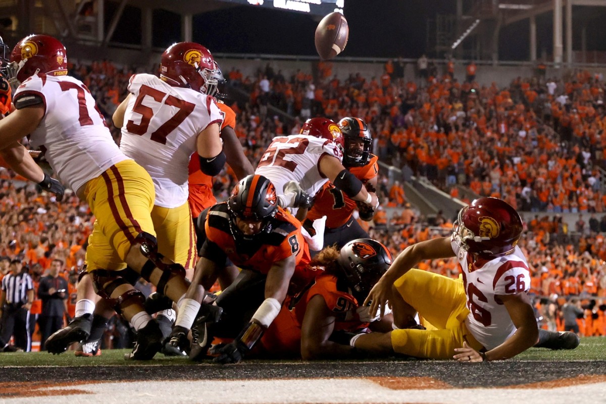 Look: Travis Dye, defense lead USC to 17-14 road win over Oregon State ...