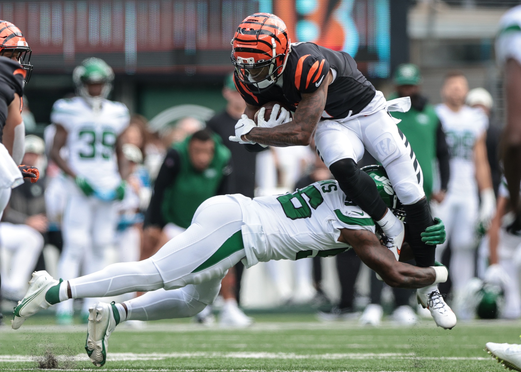 New York Jets LB Quincy Williams Carted Off Field With Ankle Injury ...