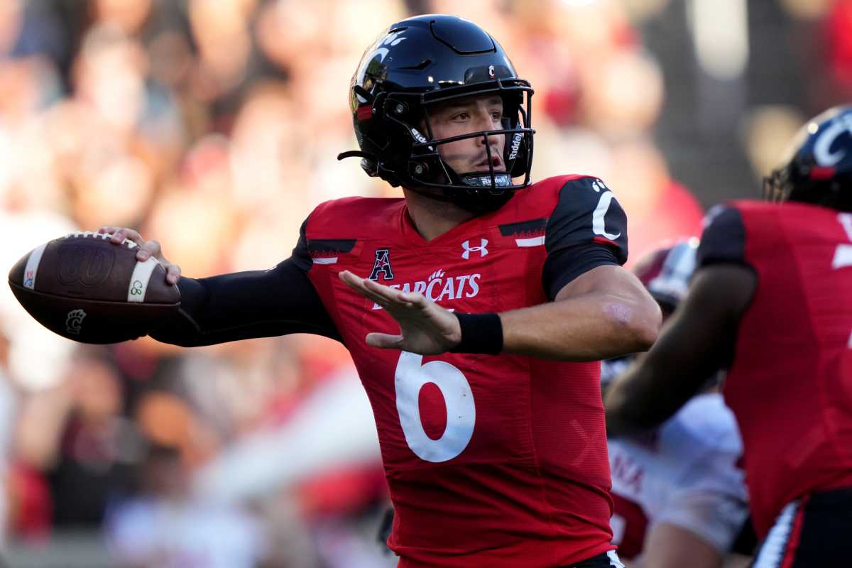 Ben Bryant Named to Davey O'Brien Award 'Great 8' List - All Bearcats