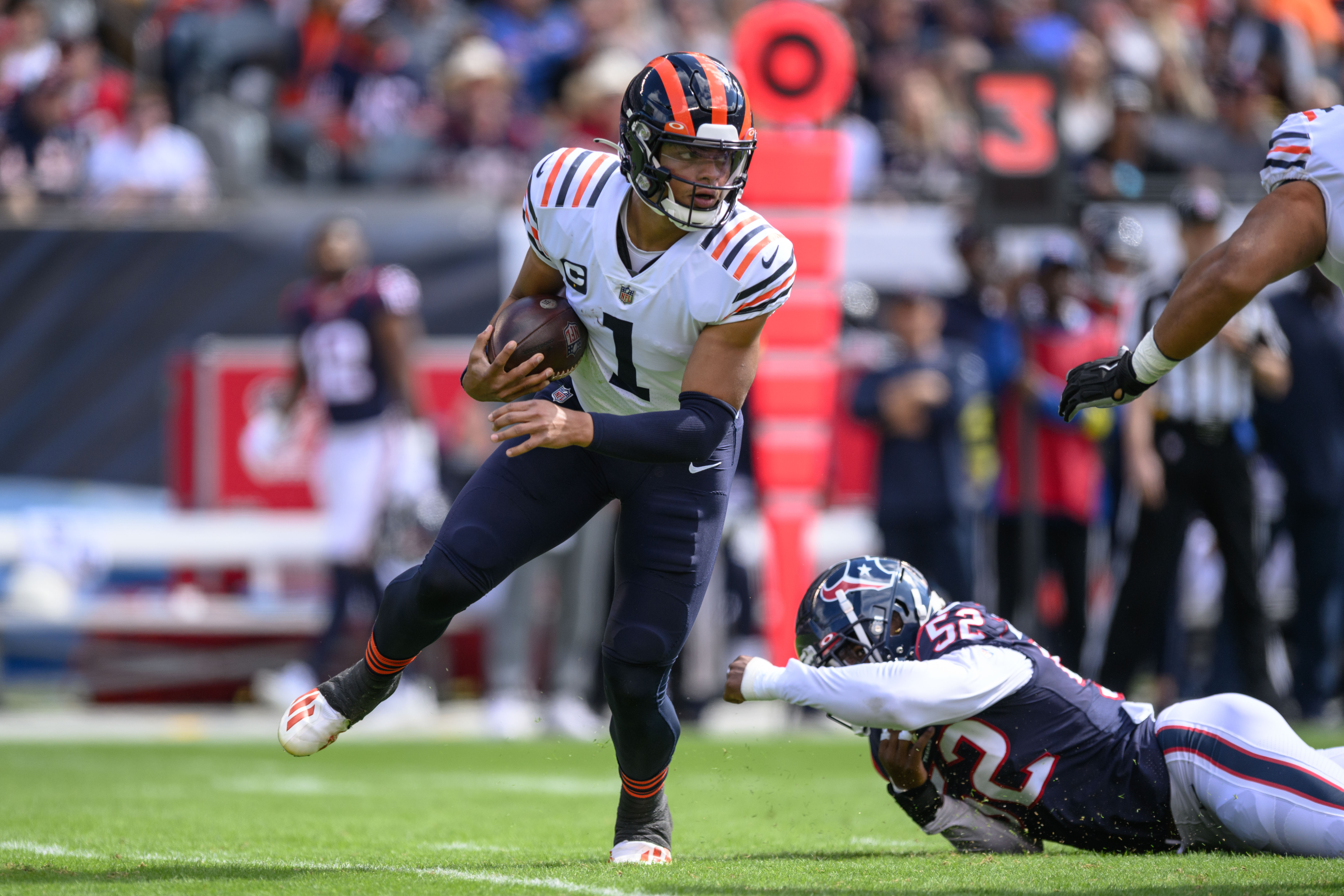 Justin Fields points for more consistency in passing attack - Sports ...