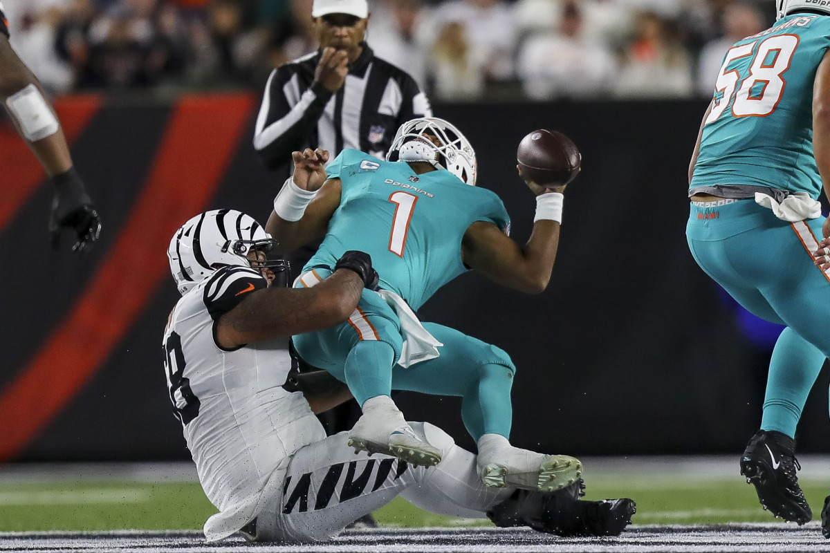 Dolphins Quarterback Tua Tagovailoa Stretchered Off vs. Bengals ...