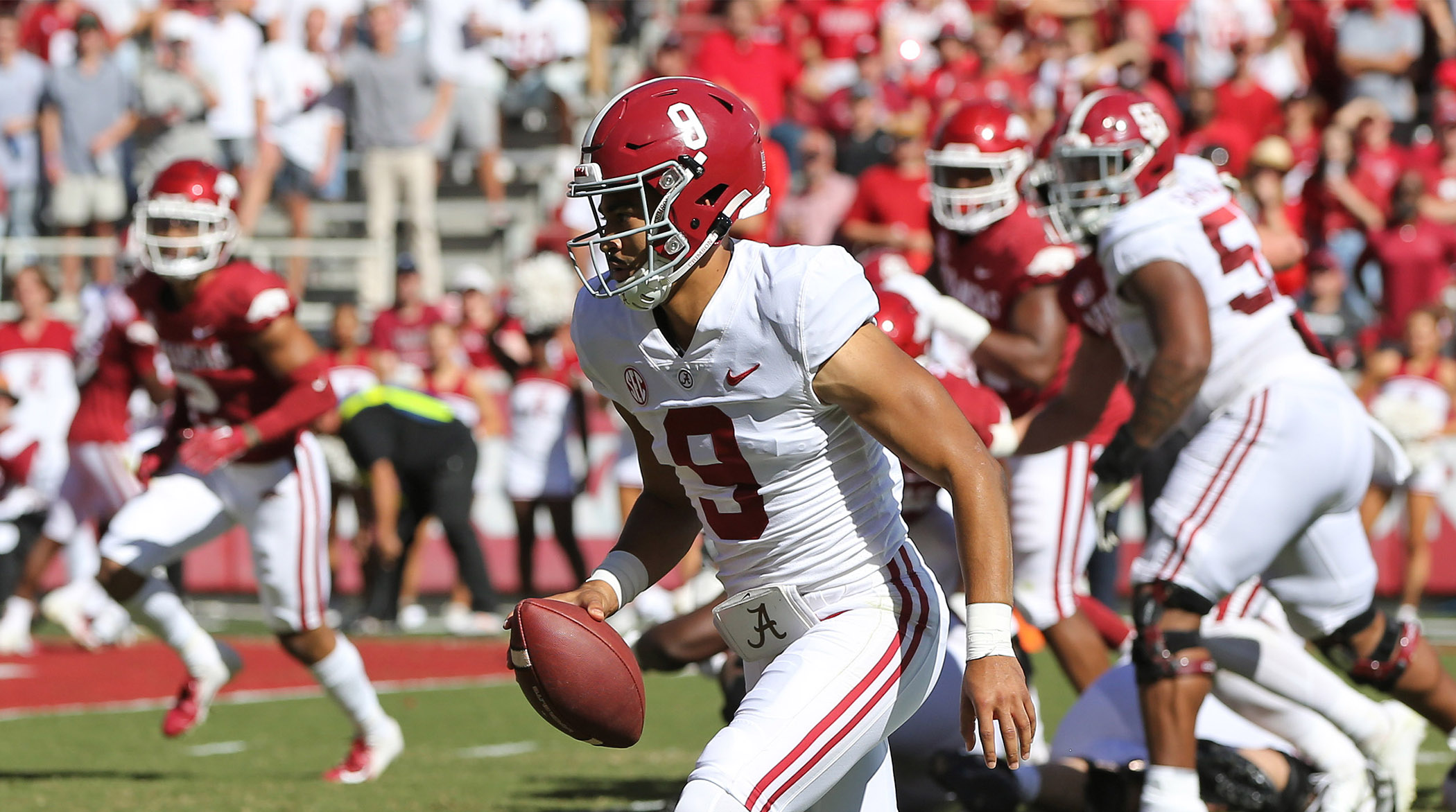 Alabama's Bryce Young Heads to Locker Room With Apparent Injury ...