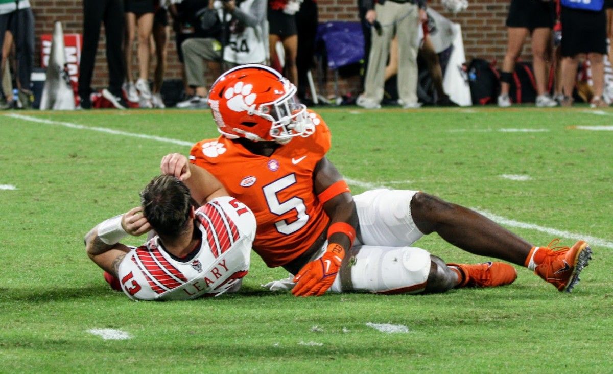 KJ Henry Grateful for Clemson Tigers' Crock Pot Mentality Under Dabo ...