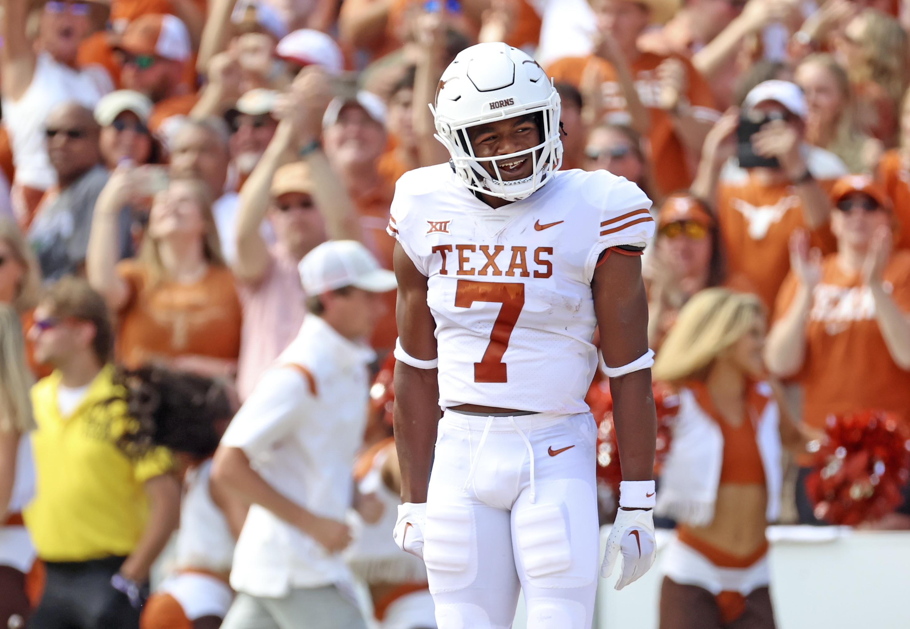 WATCH: Longhorns' Keilan Robinson Continues Special Teams Magic, Blocks ...