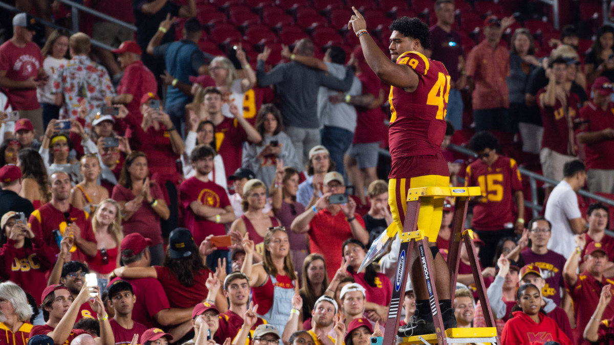 USC's Tuli Tuipulotu named Pac-12 Football Defensive Player of the Week ...