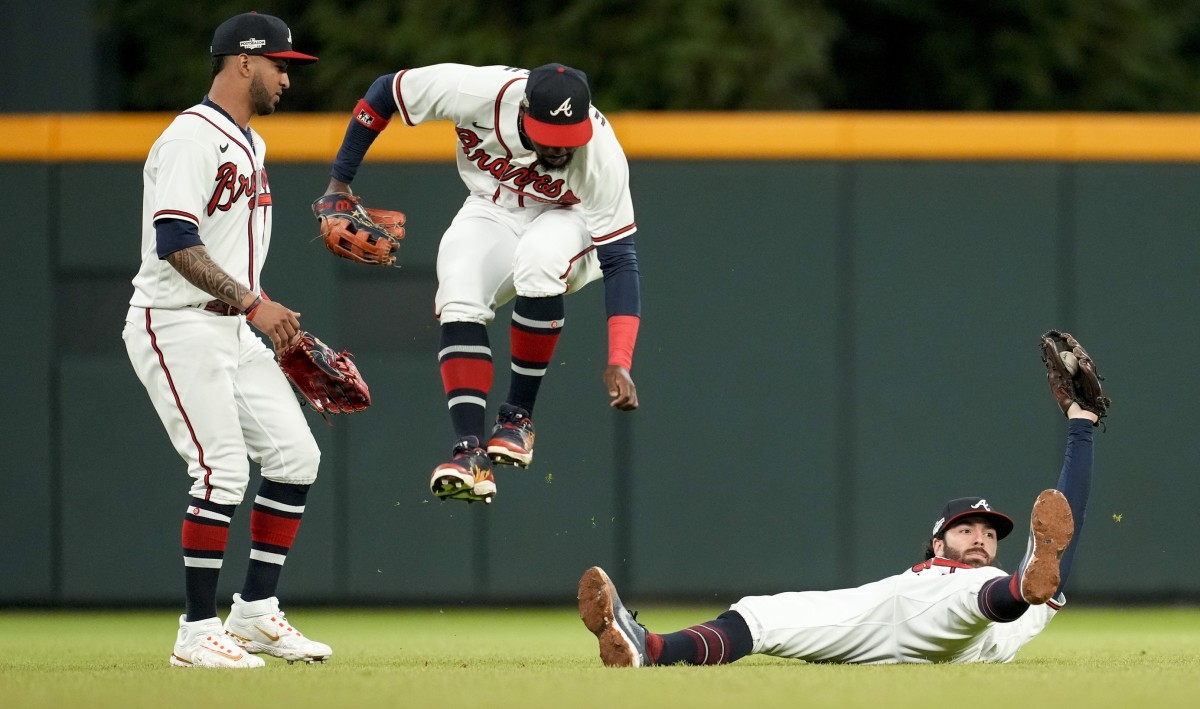 WATCH: Dansby Swanson Makes Amazing Over-the-Shoulder Catch in Game 2 ...