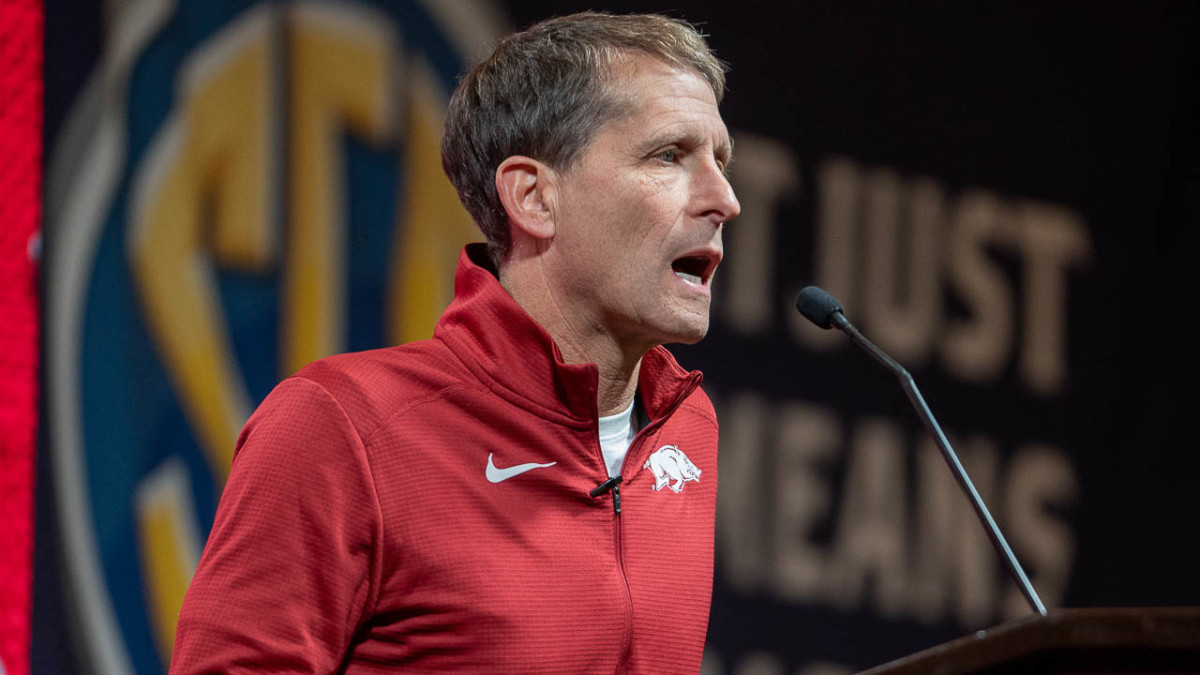 Razorbacks coach Eric Musselman apparently dumped the dress code for ...