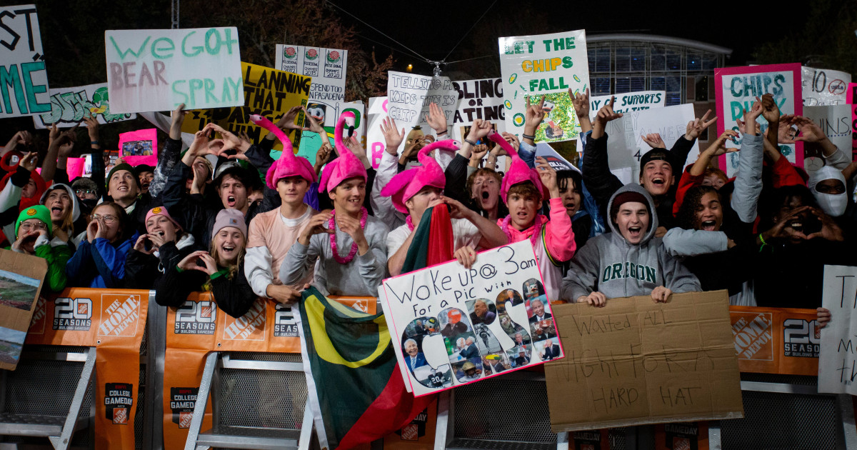 Oregon vs. UCLA: The Best Fan Signs From College GameDay - Sports ...