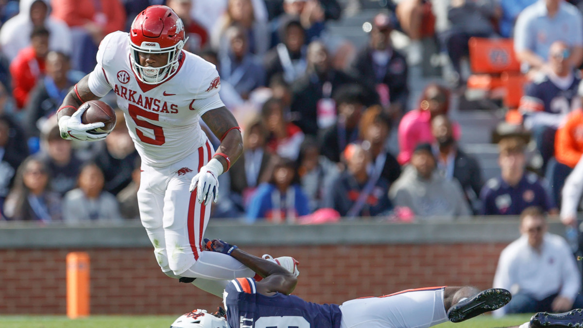 Razorbacks weren't particularly sharp at beginning, but rolled to 42-27 ...