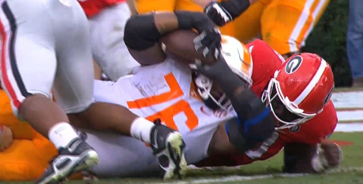 Fans upset after controversial safety call in Georgia vs. Tennessee ...