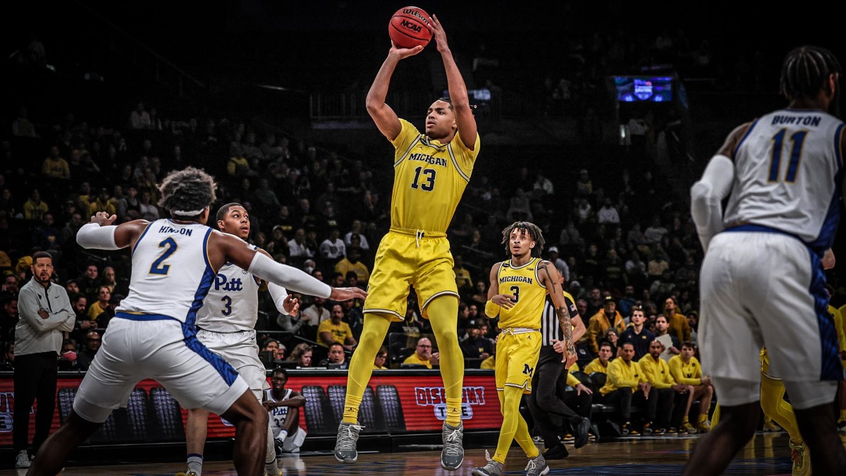 Michigan Basketball's Jett Howard Makes It Look So, So Easy - Sports ...