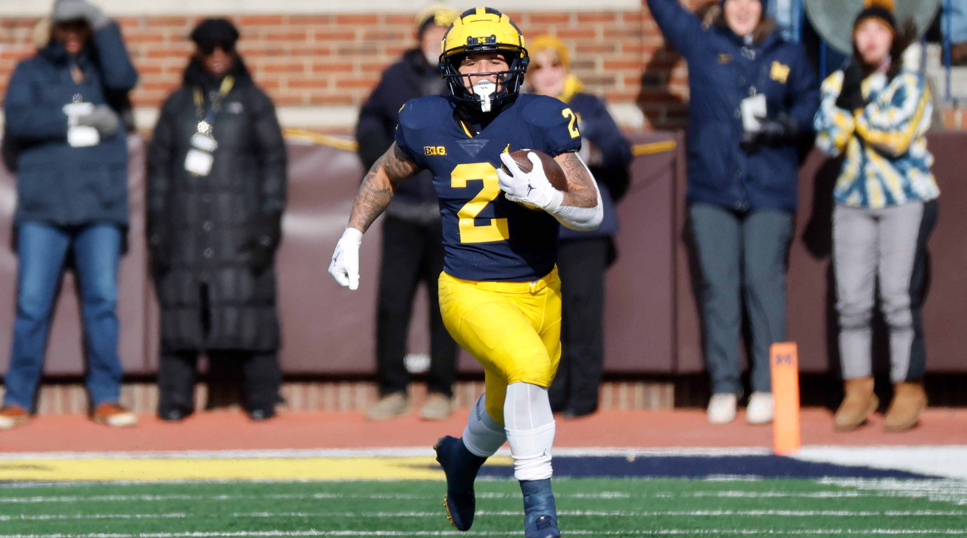 Michigan’s Blake Corum Exits Game With Apparent Knee Injury vs ...