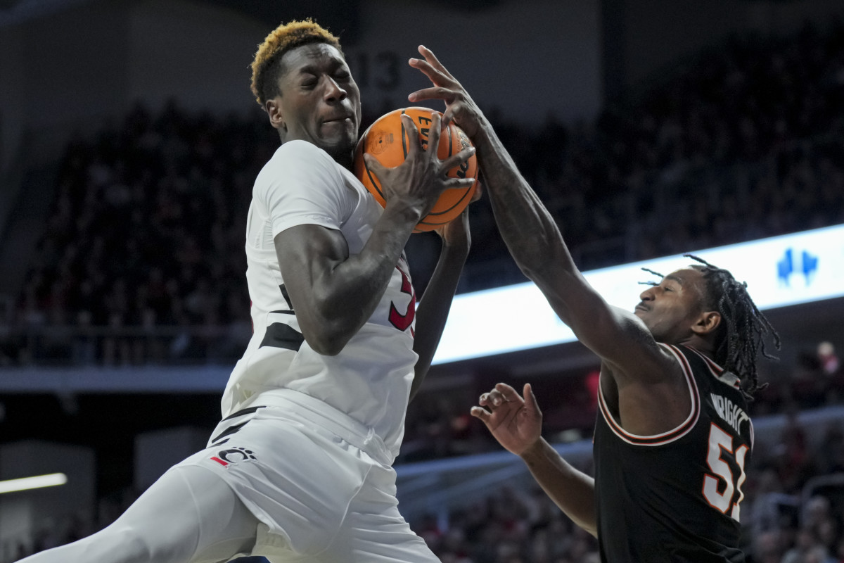 Three Man Weave: Cincinnati Bearcats Basketball 's Season On Life Support Following 80-76 Loss ...